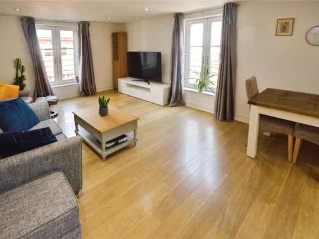 2 bed flat for sale