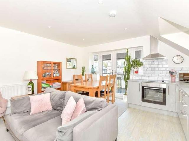 2 bed flat for sale