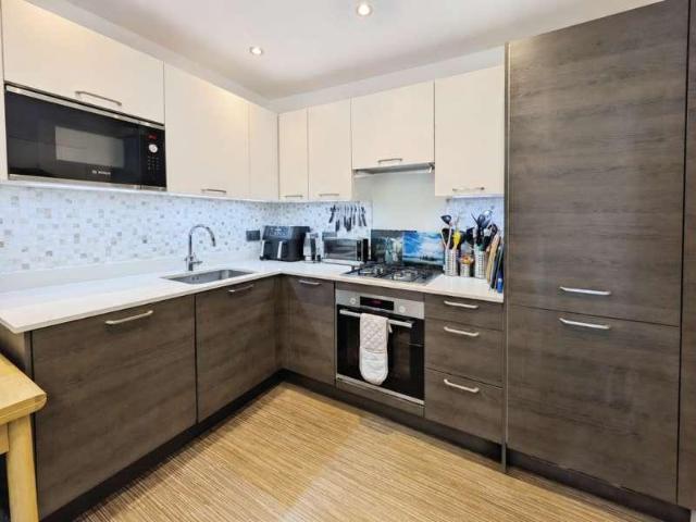 2 bed flat for sale