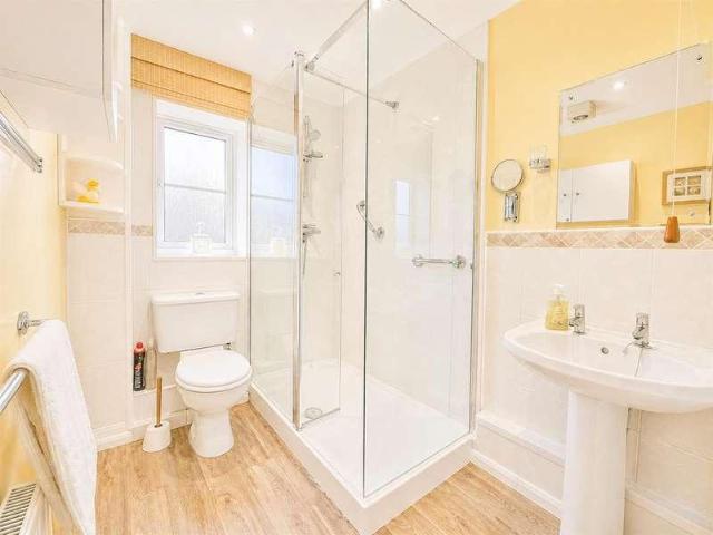 2 bed flat for sale