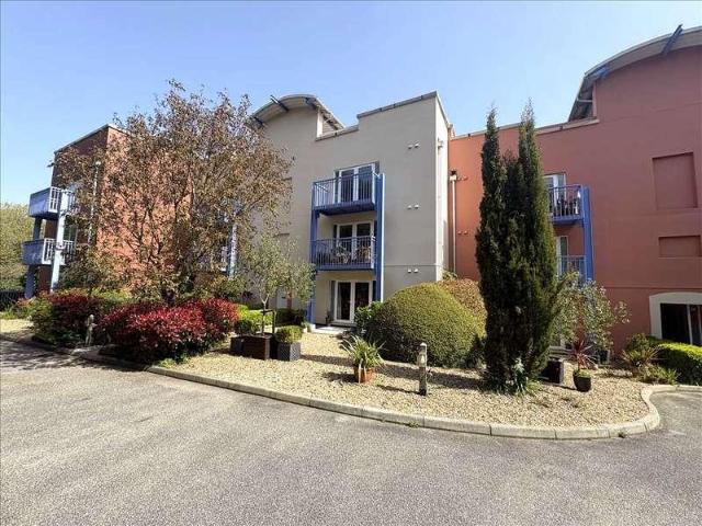2 bed flat for sale