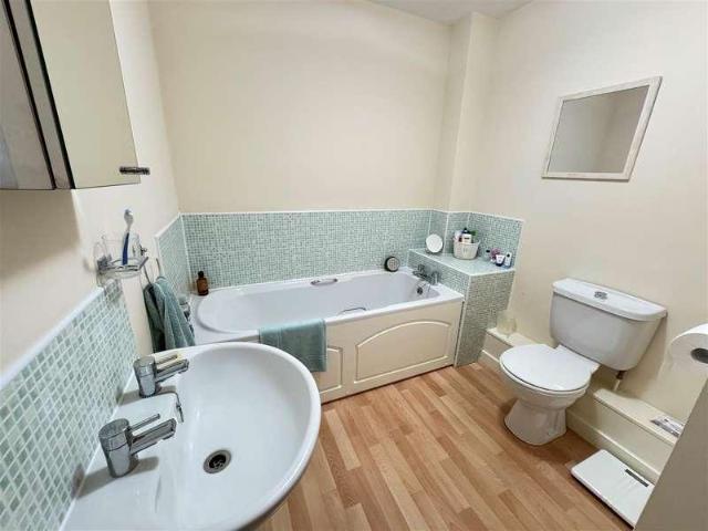2 bed flat for sale