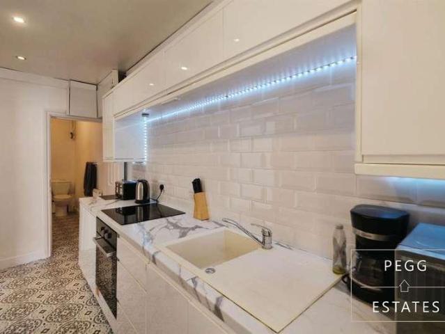 2 bed flat for sale