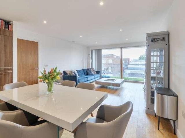 2 bed flat for sale