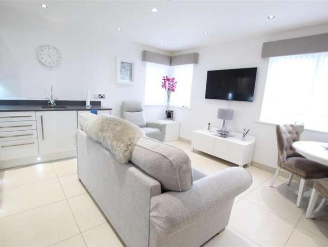 2 bed flat for sale