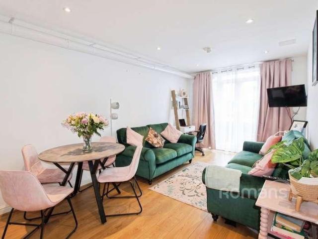2 bed flat for sale