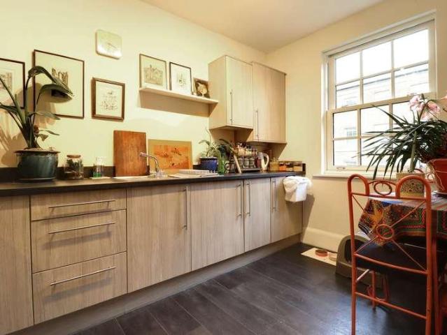 2 bed flat for sale
