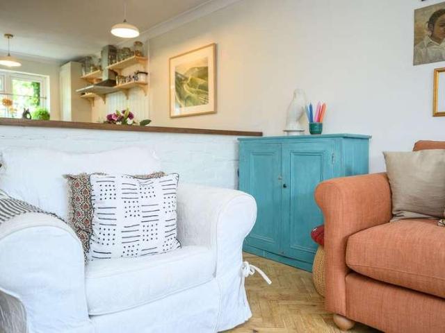 2 bed flat for sale