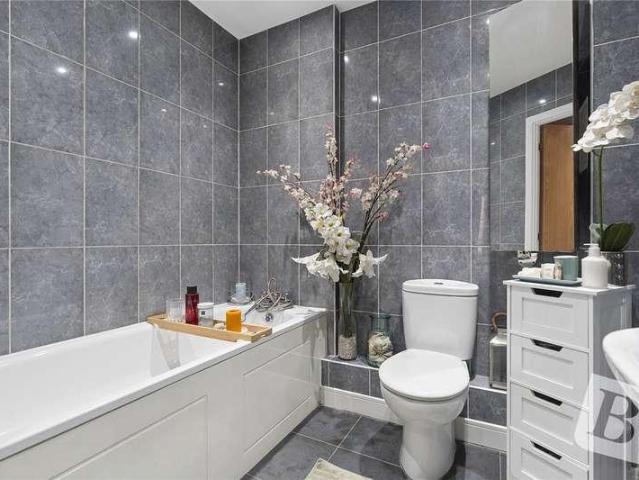 2 bed flat for sale