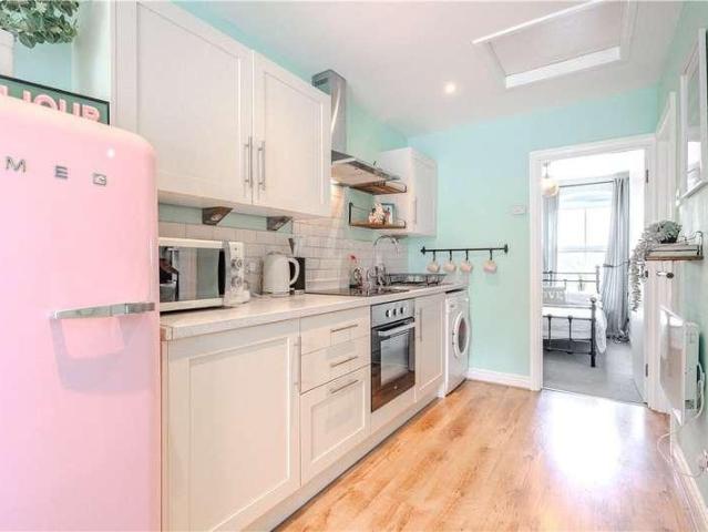 2 bed flat for sale