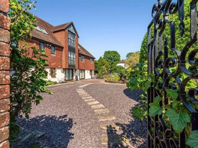 2 bed flat for sale