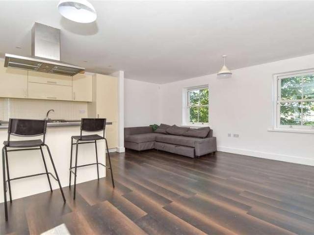 2 bed flat for sale