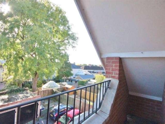 2 bed flat for sale