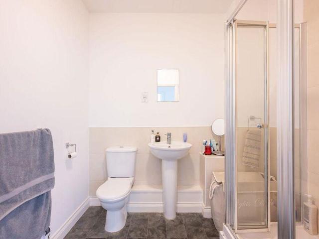 2 bed flat for sale