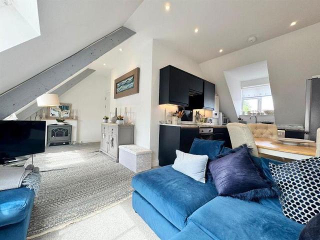 2 bed flat for sale