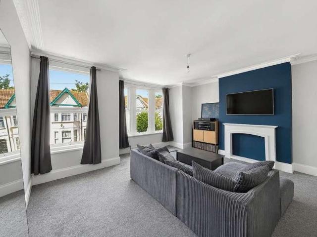 2 bed flat for sale