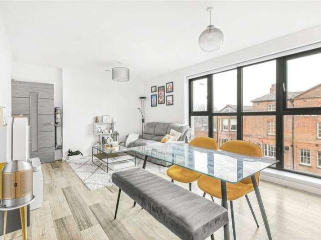 2 bed flat for sale