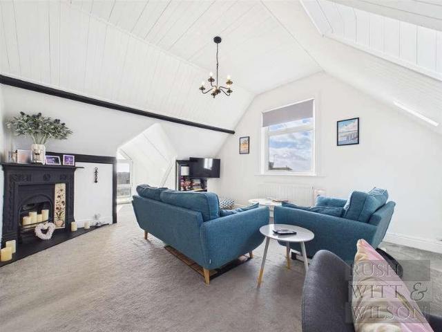 2 bed flat for sale