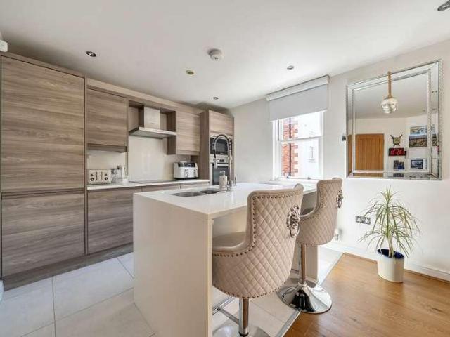 2 bed flat for sale