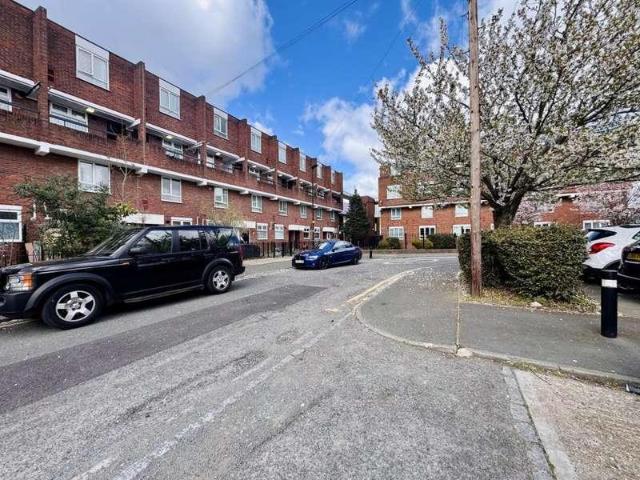 2 bed flat for sale