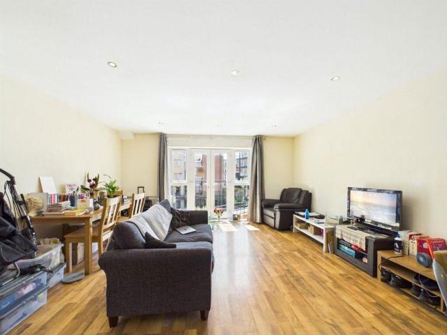2 bed flat for sale