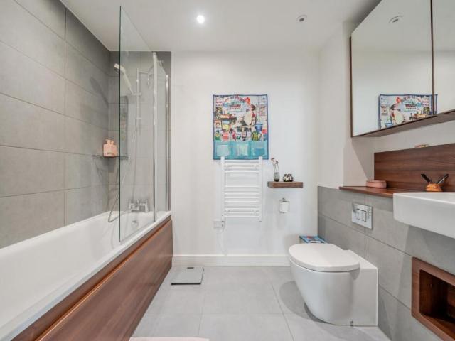 2 bed flat for sale