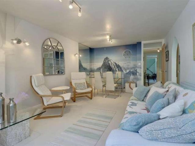 2 bed flat for sale