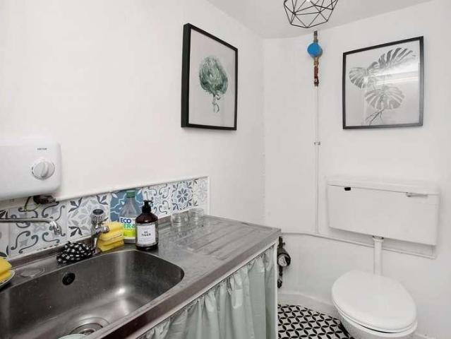 2 bed flat for sale