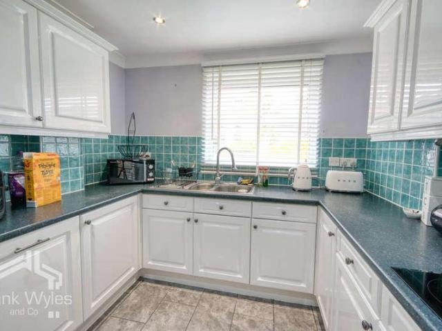 2 bed flat for sale