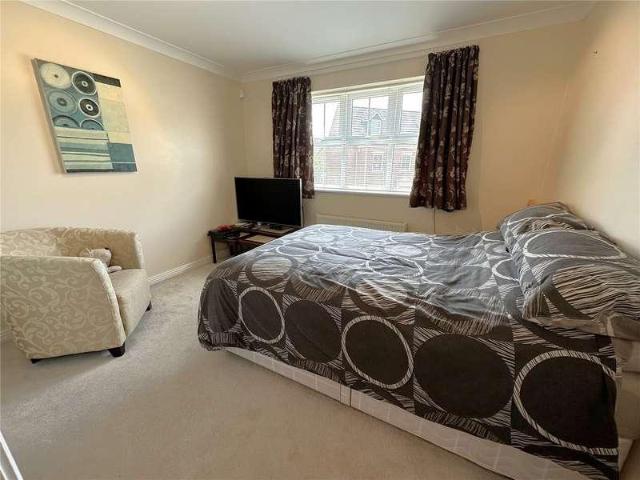 2 bed flat for sale