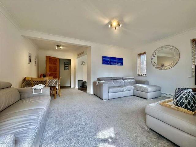 2 bed flat for sale