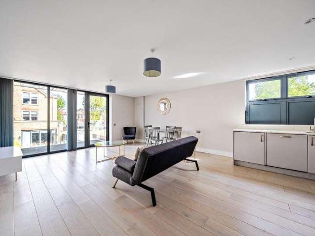 2 bed flat for sale