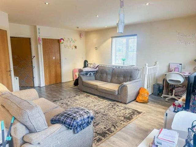 2 bed flat for sale
