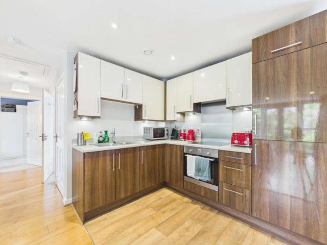 2 bed flat for sale