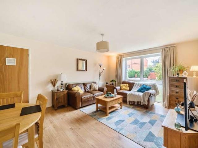 2 bed flat for sale