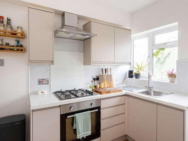 2 bed flat for sale