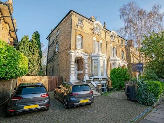 2 bed flat for sale