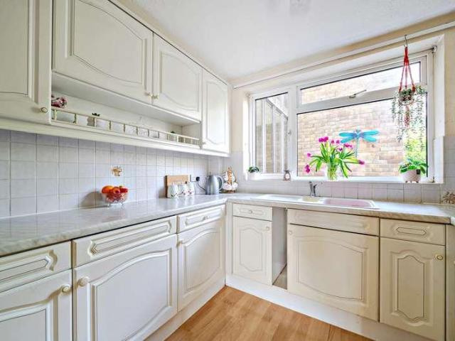 2 bed flat for sale