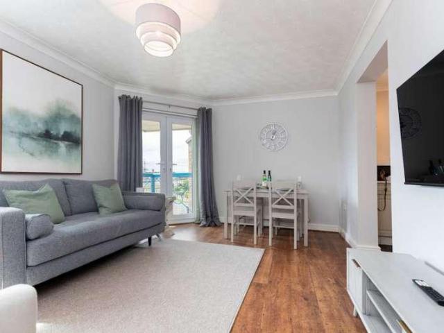 2 bed flat for sale