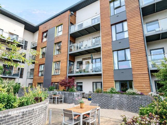 2 bed flat for sale