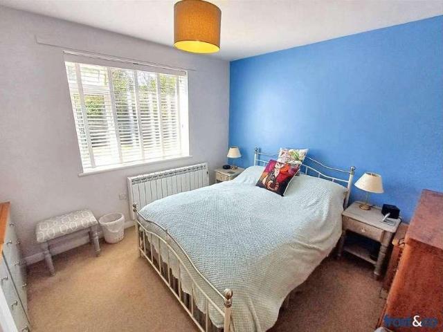 2 bed flat for sale