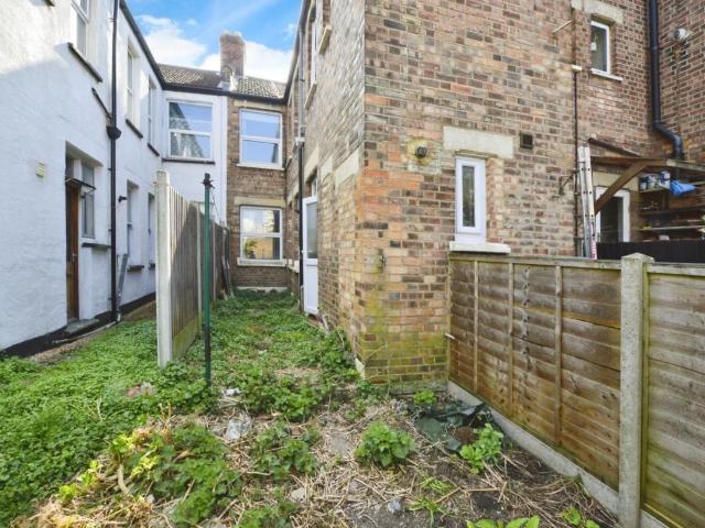 2 bed flat for sale