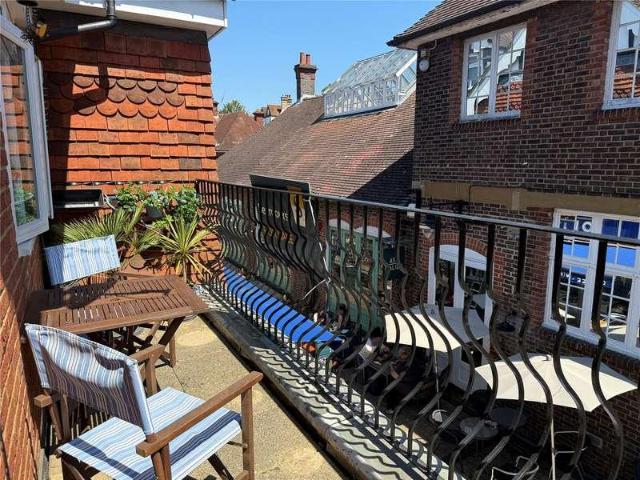 2 bed flat for sale