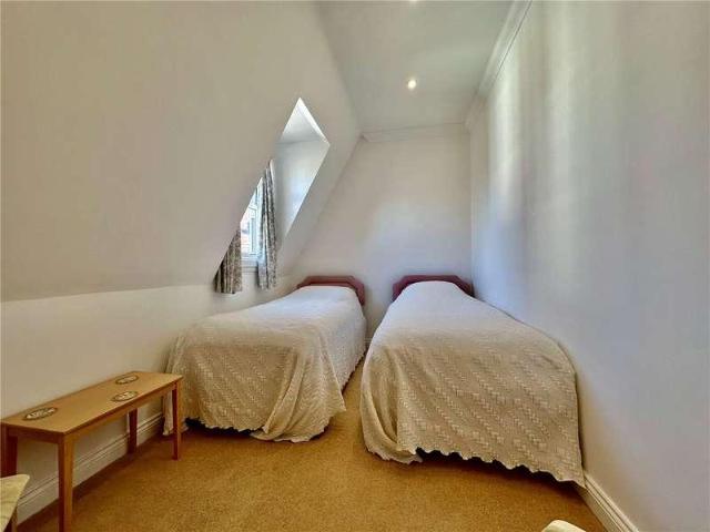 2 bed flat for sale