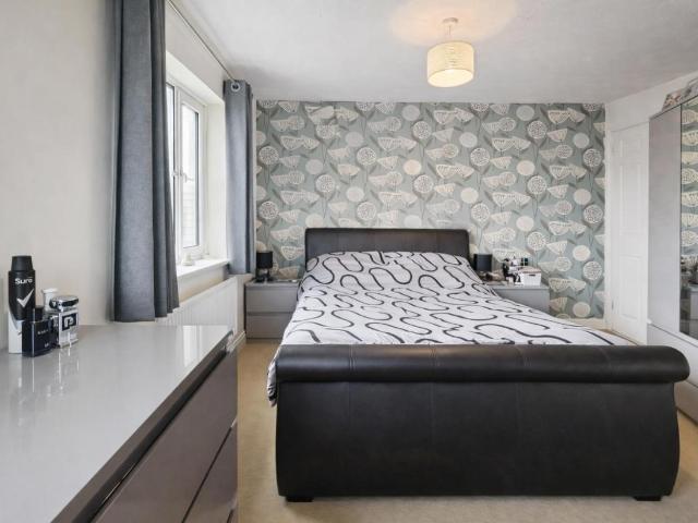 2 bed flat for sale