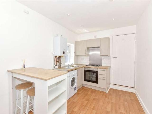 2 bed flat for sale
