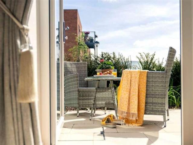 2 bed flat for sale