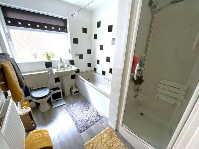 2 bed flat for sale