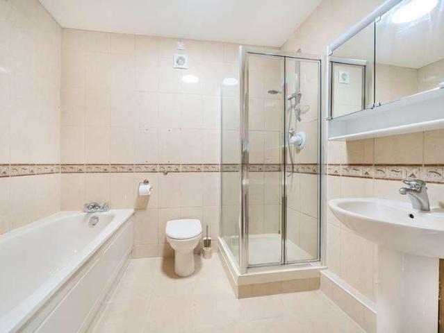 2 bed flat for sale
