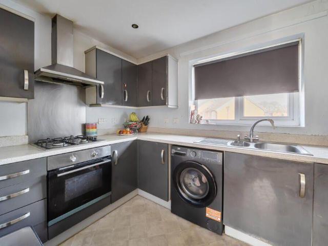 2 bed flat for sale